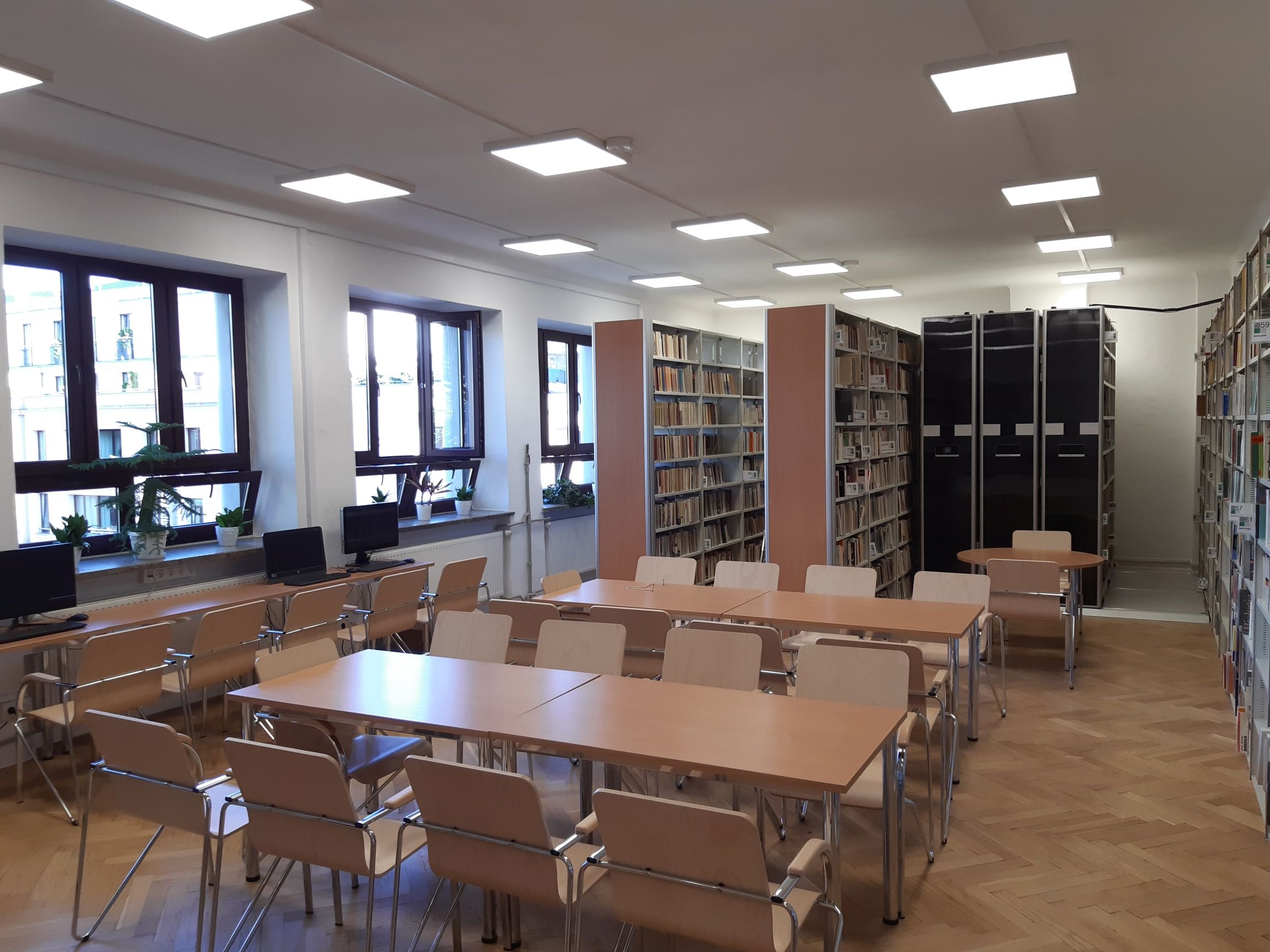 Biblioteka Szkolna Poniatówki w nowej siedzibie | V Liceum ...